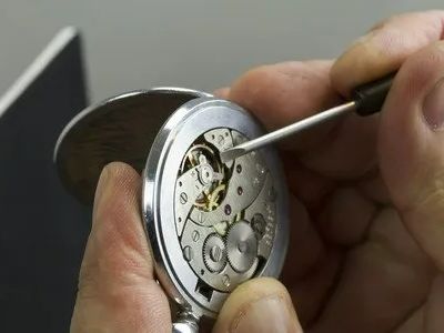 Atelier d’horlogerie de père en fils | Le Guen Horloger Paris 15ᵉ