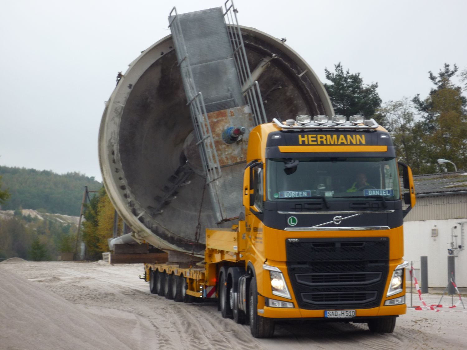 Tiefbett-Tieflader | Wackersdorf | Hermann Kranverleih GmbH