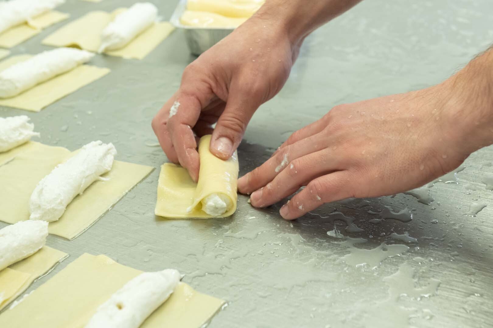 Préparation d'apéritifs par notre traiteur de prestige à Alès