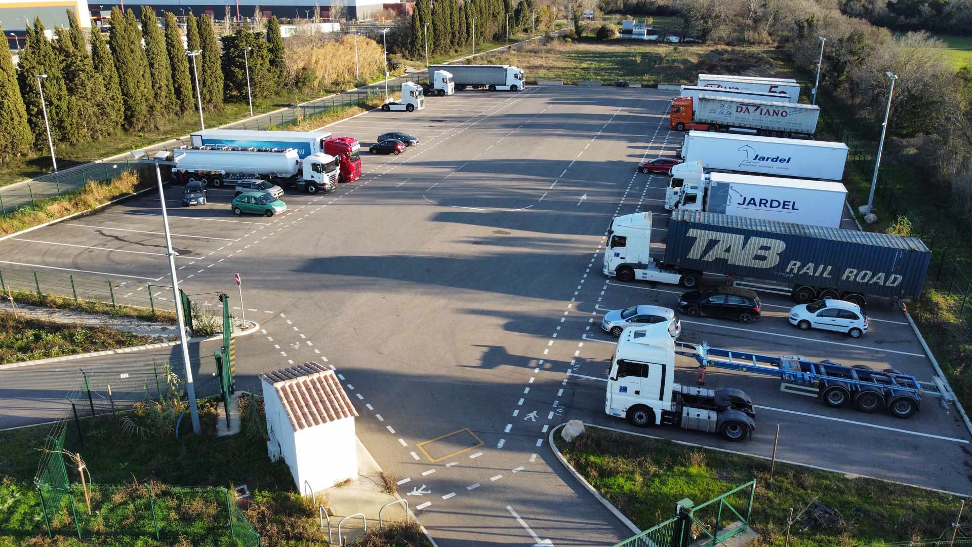 Parking poids lourds en Rhône-Alpes : accessible et sécurisé