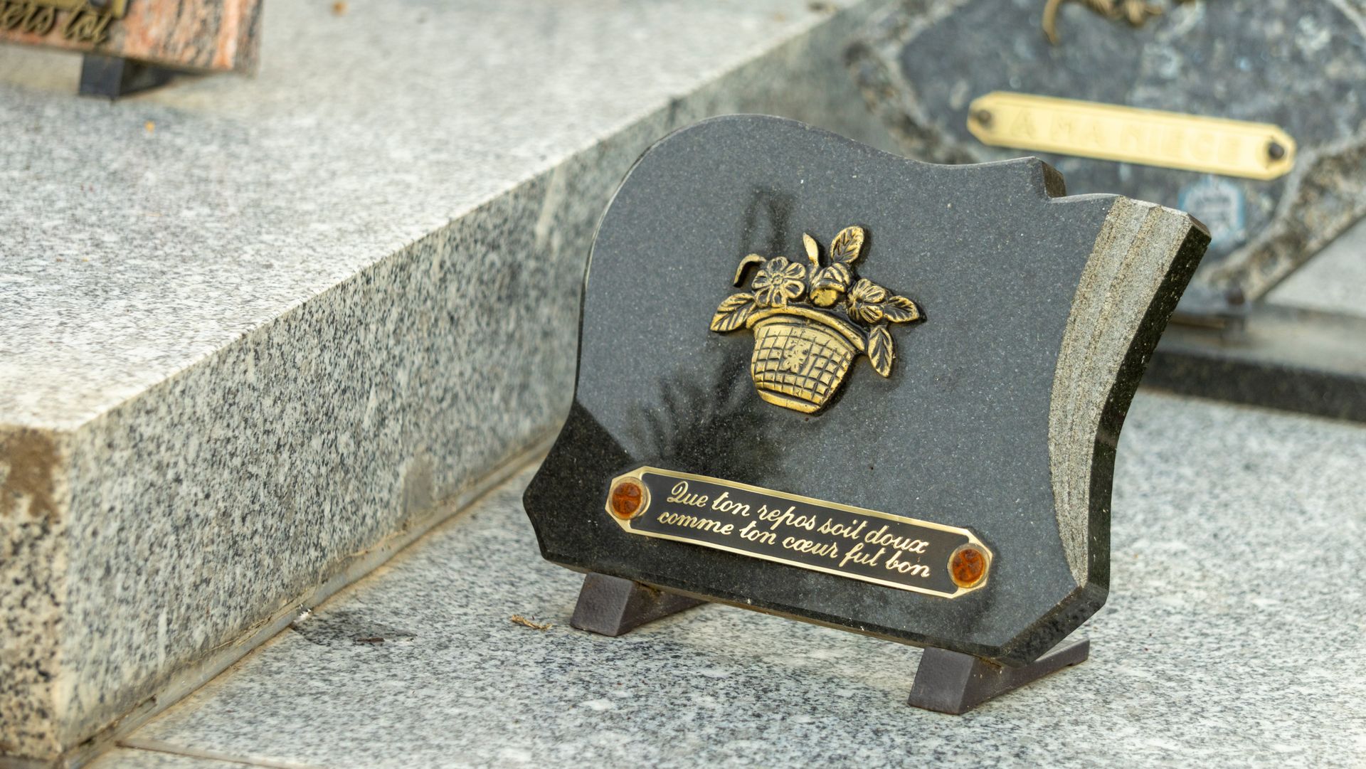 Plaques funéraires et possibilité de gravure à Versailles