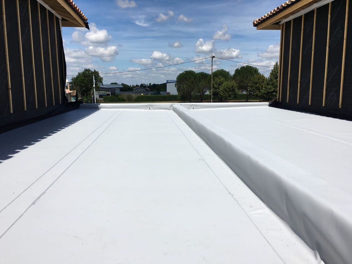 Pose de membrane d'étanchéité PVC sur toit plat à Mérignac