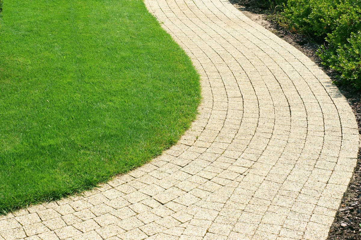 Pose de pavés pour création d'allées de jardin à Toulouse
