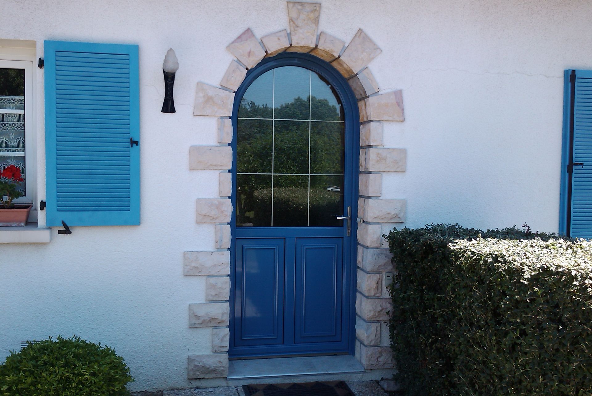 Pose de porte d'entrée à Besançon - Alu, PVC, acier ou bois