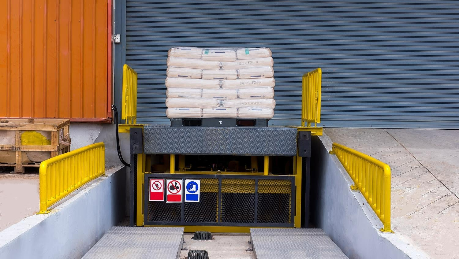 Installation de niveleurs de quai, minirampes & autodocks