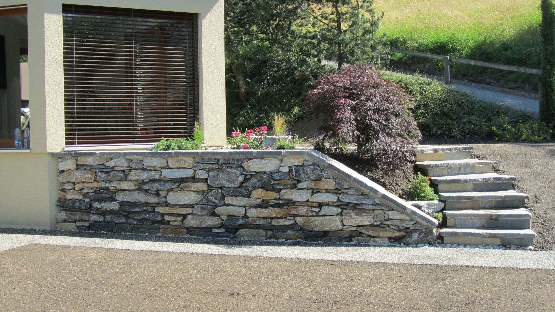 Murs en pierre, rocaille, enrochements? Contactez Jean-Paul Beney!