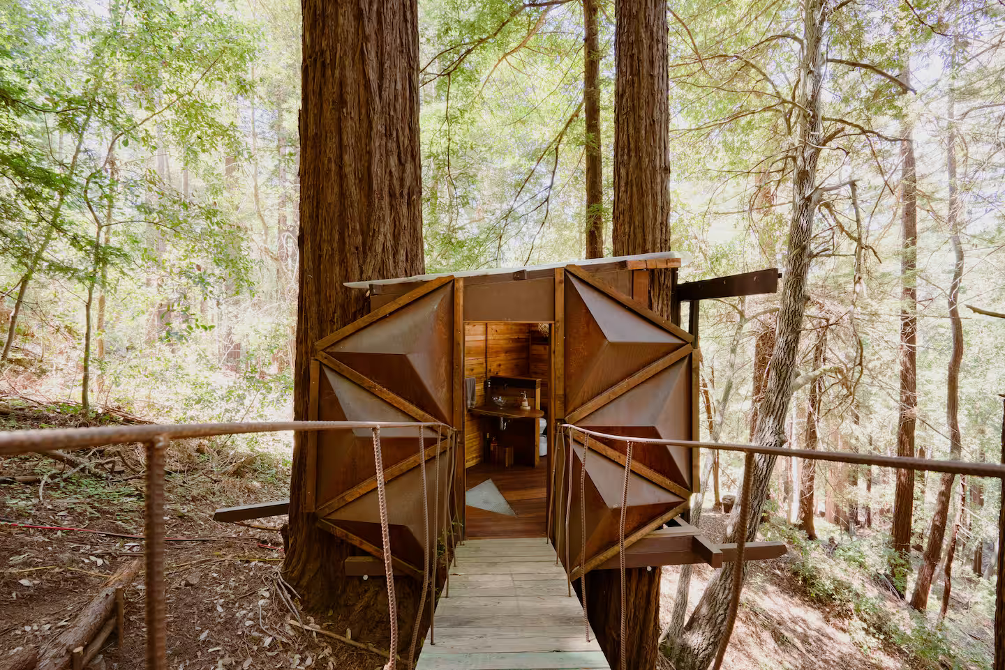Pinecone Treehouse Reservations