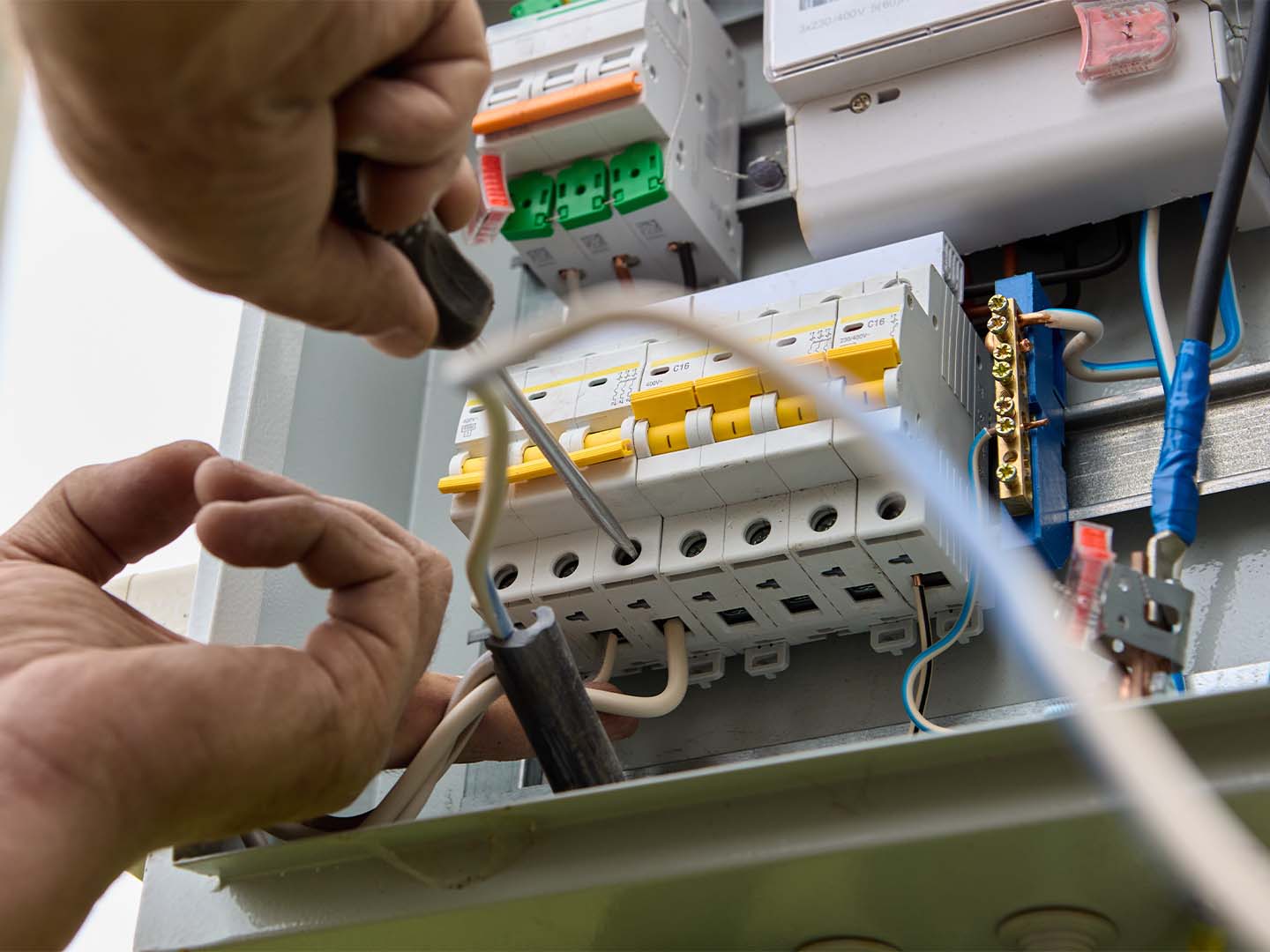 Installation électrique : luminaires, fils et prises à Albert