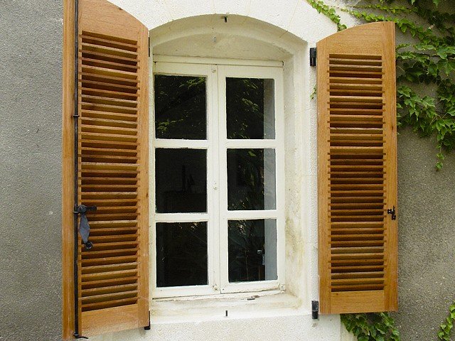 Pose de volets en bois sur mesure et de portes-fenêtres à Nîmes