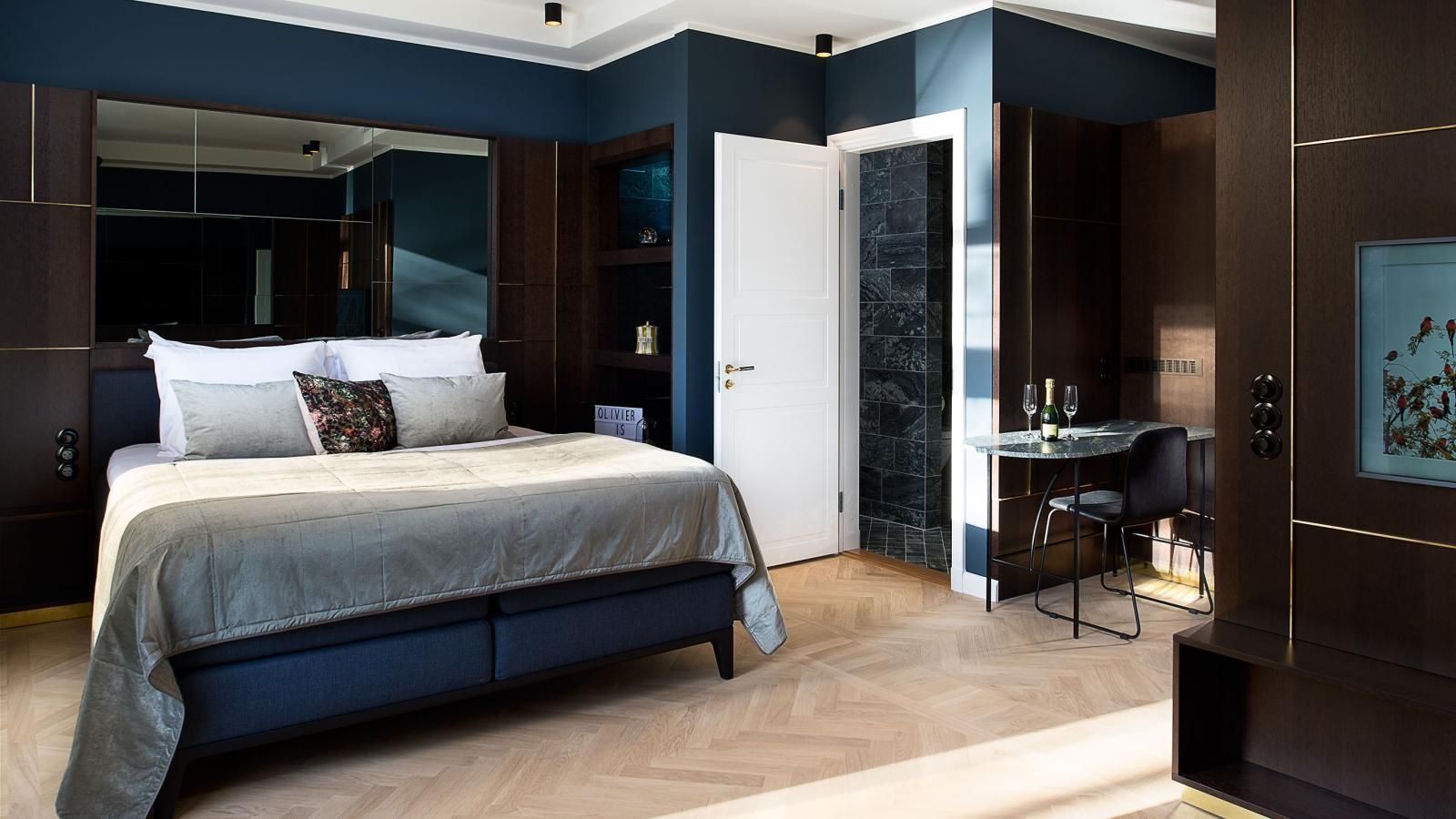 Spinoza Suites, discover our retro design suites